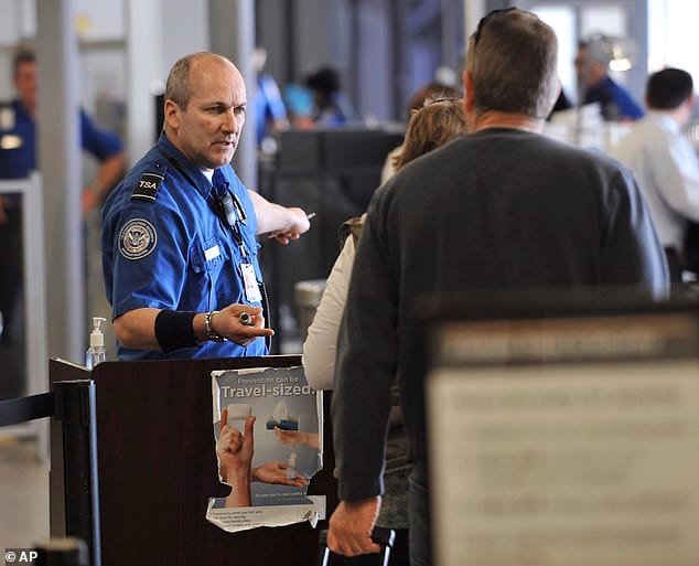 CBP SLAM ‘Falls’ Clays Viajeros para buscar en los aeropuertos de textos anti -extrumpio | The Wing