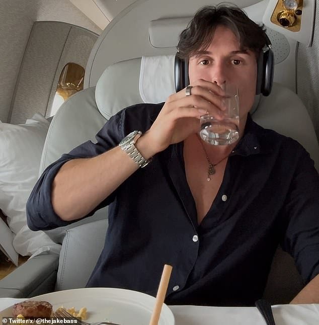 CEO criticado por la fotografía ‘terrible’ en el pasajero económico de ...