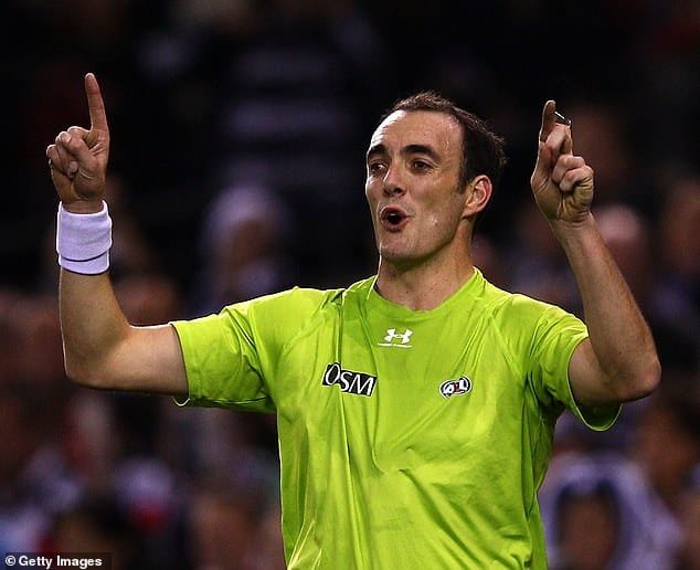 AFL Umpire Troy Panel quejas de que a Manhunt ha presentado una extraña ...