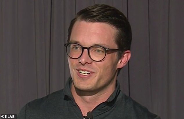 El CEO de AI Company recibe la cabeza de un cerdo derramado de sangre ...