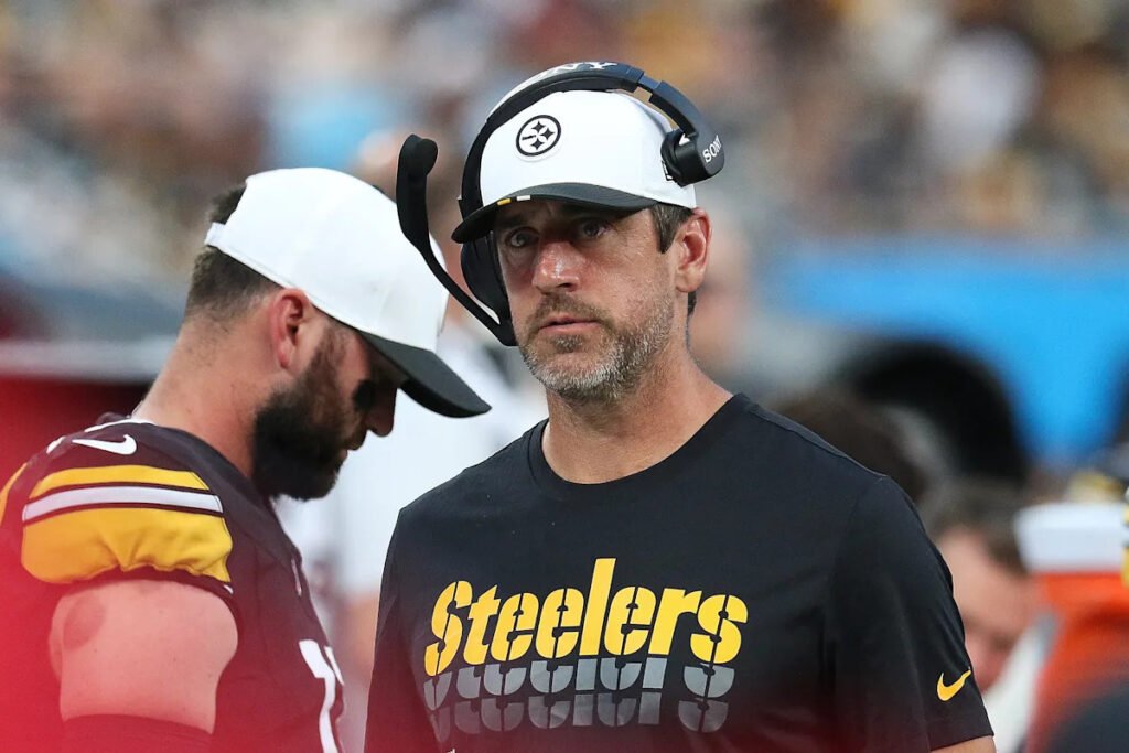 El mariscal de campo de los Steelers, Aaron lanza la temporada 2025 de ...