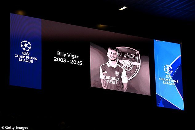 BILLY VIGAR: Durante el partido rindió homenaje a la ex estrella de la ...