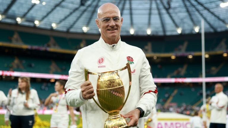 Un hombre en un mundo de mujeres: Dentro del campamento Red Roses ...